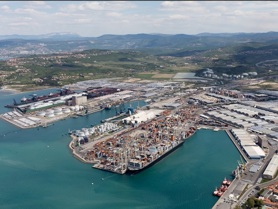 Začetek podaljšanja prvega pomola | Transport in logistika