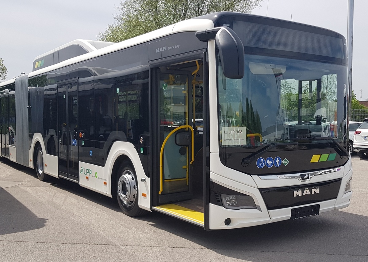 Deset novih avtobusov za LPP | Transport in logistika