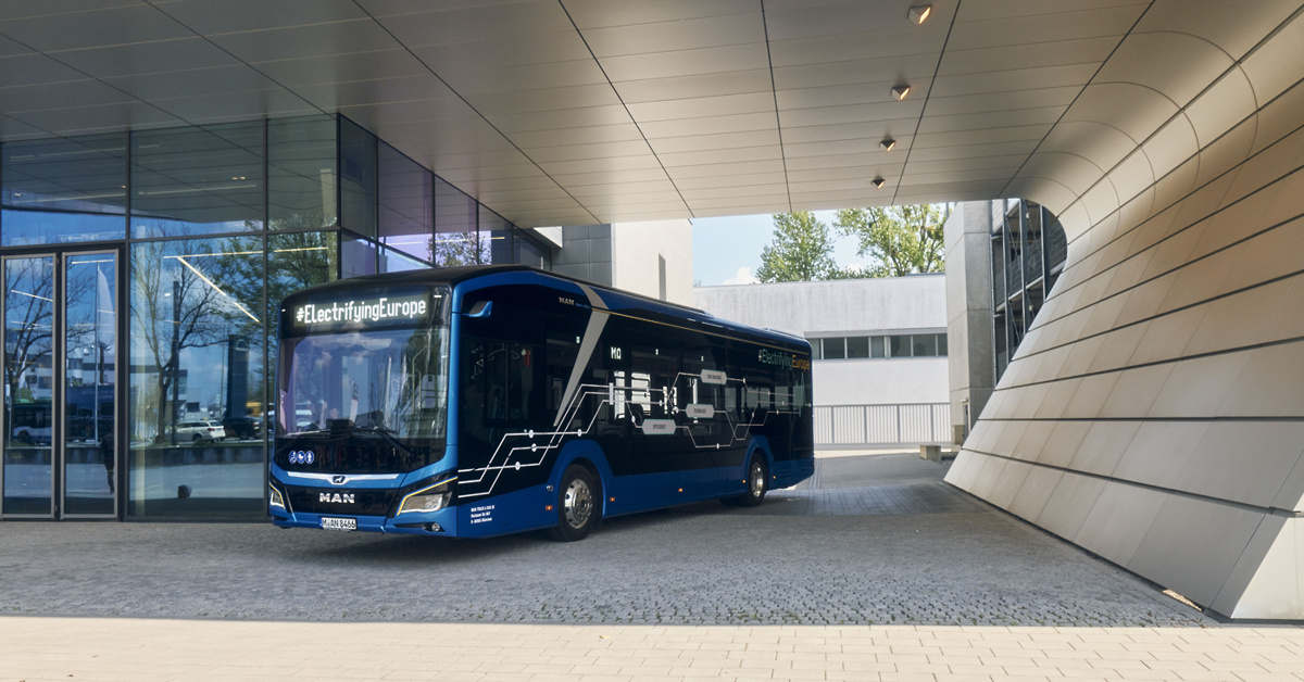 Električni avtobus na poti na Irsko | Transport in logistika