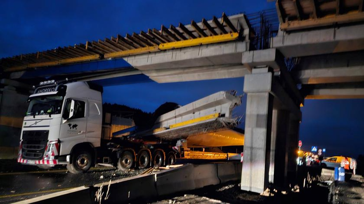 Izredni prevoz podrl most | Transport in logistika