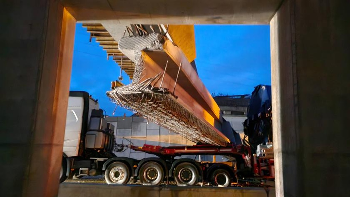 Izredni prevoz podrl most | Transport in logistika